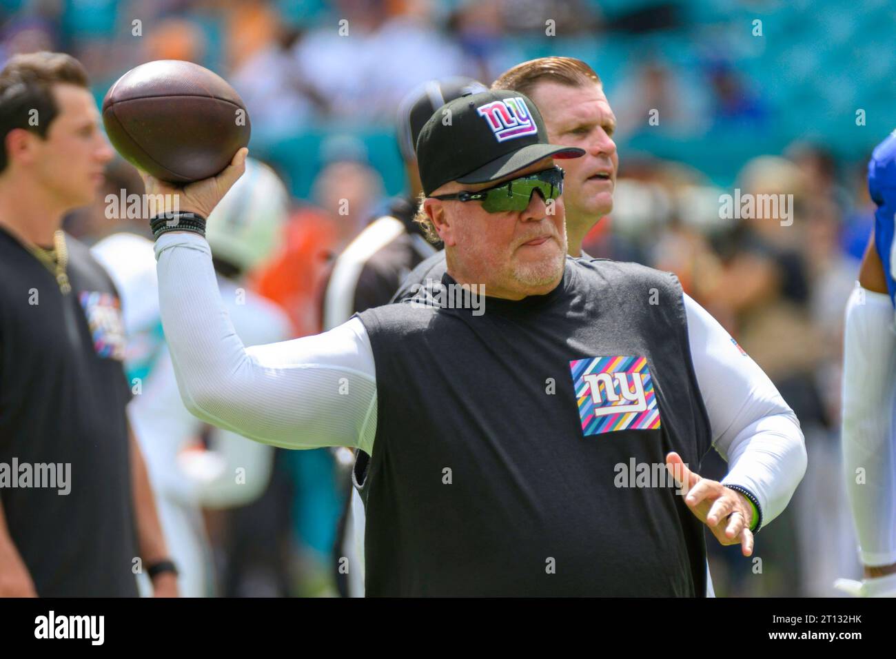 New York Giants Giants defensive coordinator Don Martindale throws a ...