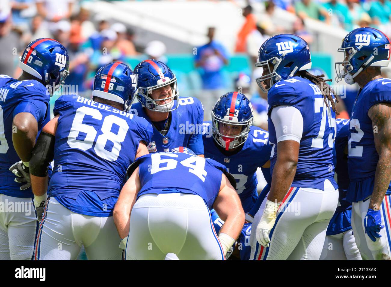 New York Giants quarterback Daniel Jones (8) calls a play in the huddle ...