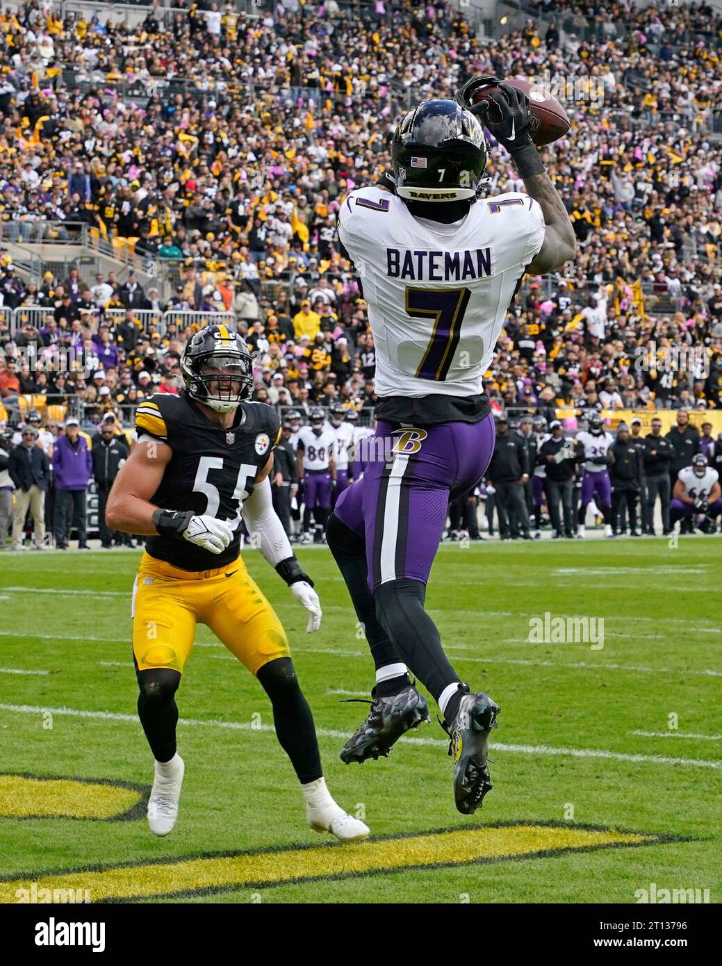 Baltimore Ravens wide receiver Rashod Bateman (7) can't hang onto a ...