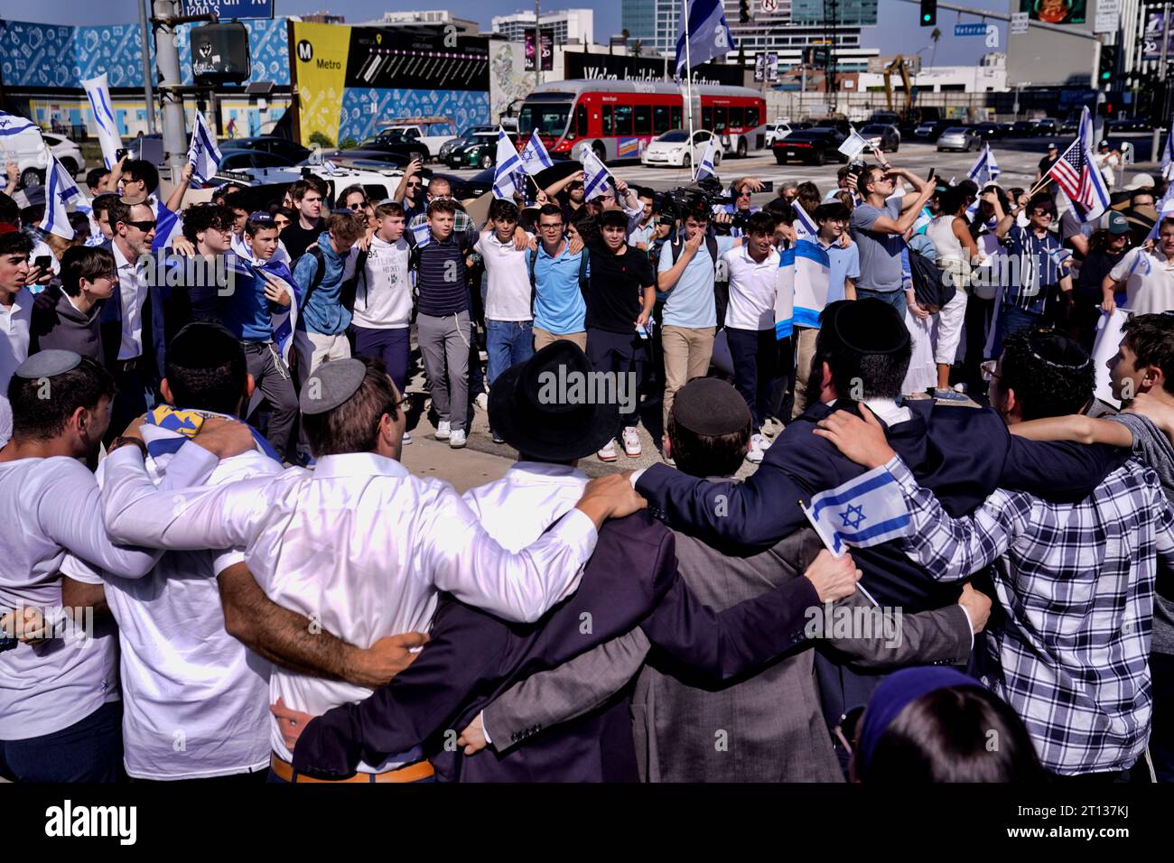 Supporters of Israel wave pro-Israeli flags and dance at a rally in ...
