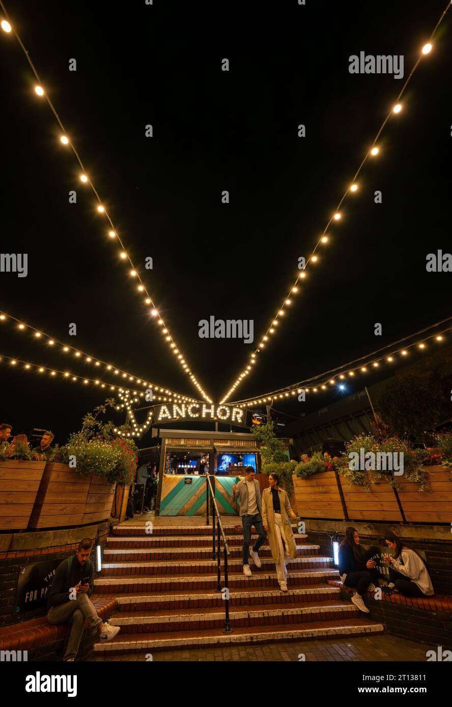 London, UK: The outside bar of the Anchor pub on Bankside in Southwark ...