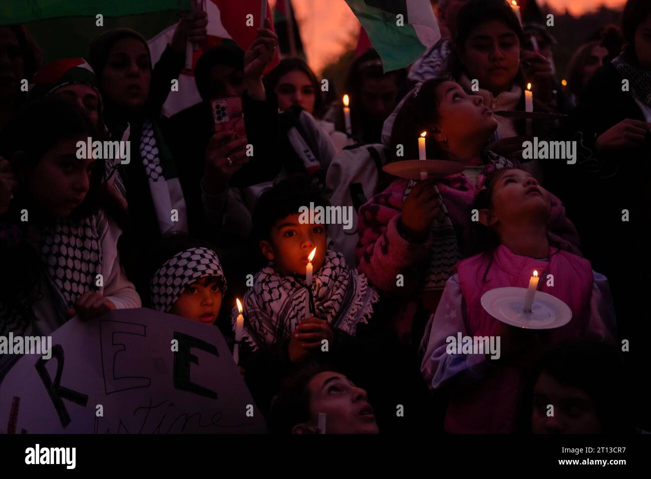 Children of the Palestinian community in Chile attend a demonstration ...