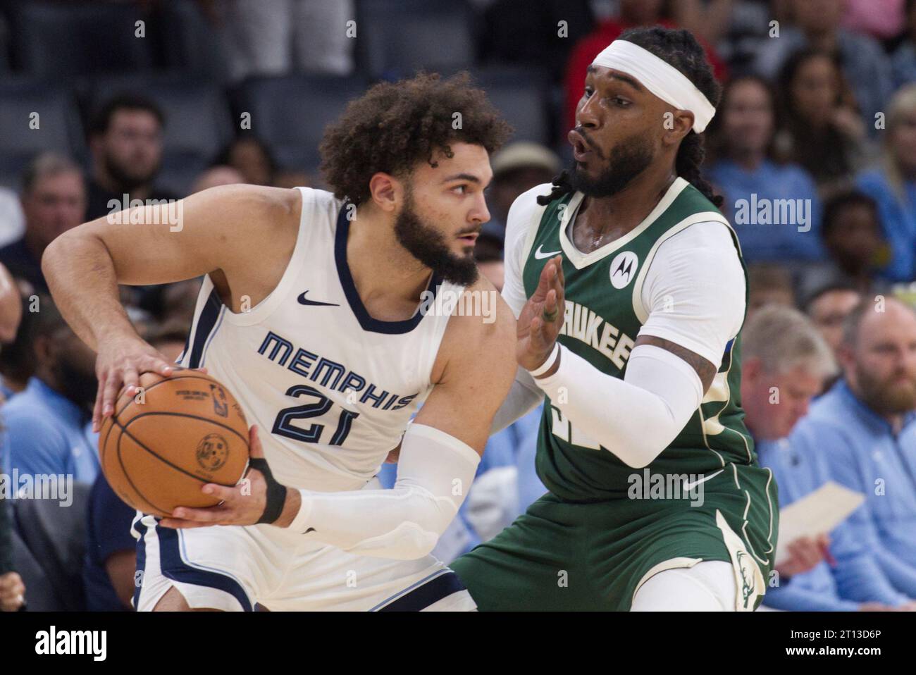 Memphis Grizzlies guard forward David Roddy (21) is defended by ...