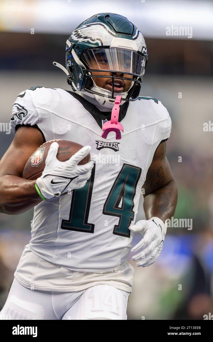 Philadelphia Eagles running back Kenneth Gainwell (14) warms up before ...