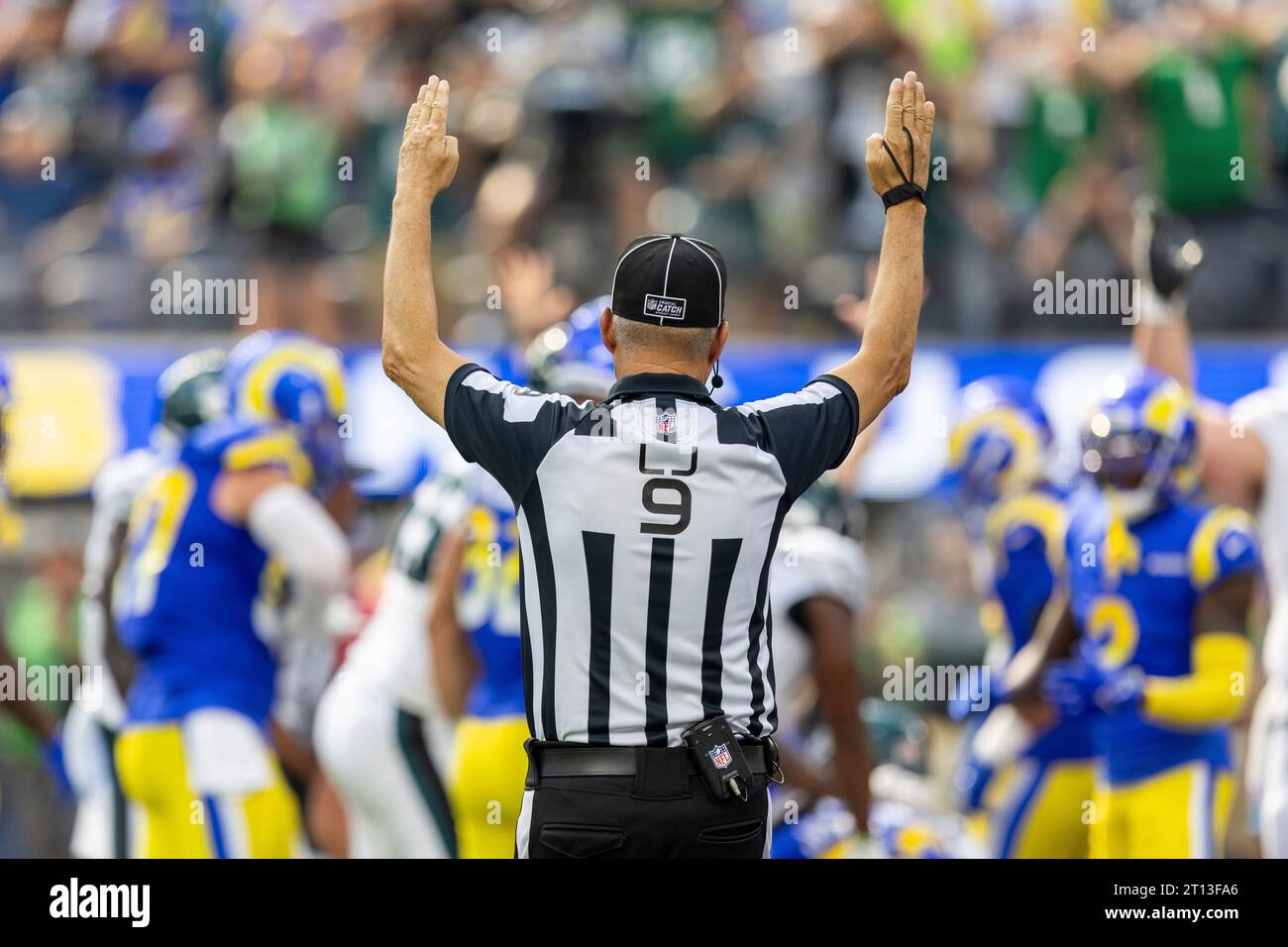 NFL line judge Mark Perlman (9) signals touchdown as Philadelphia ...