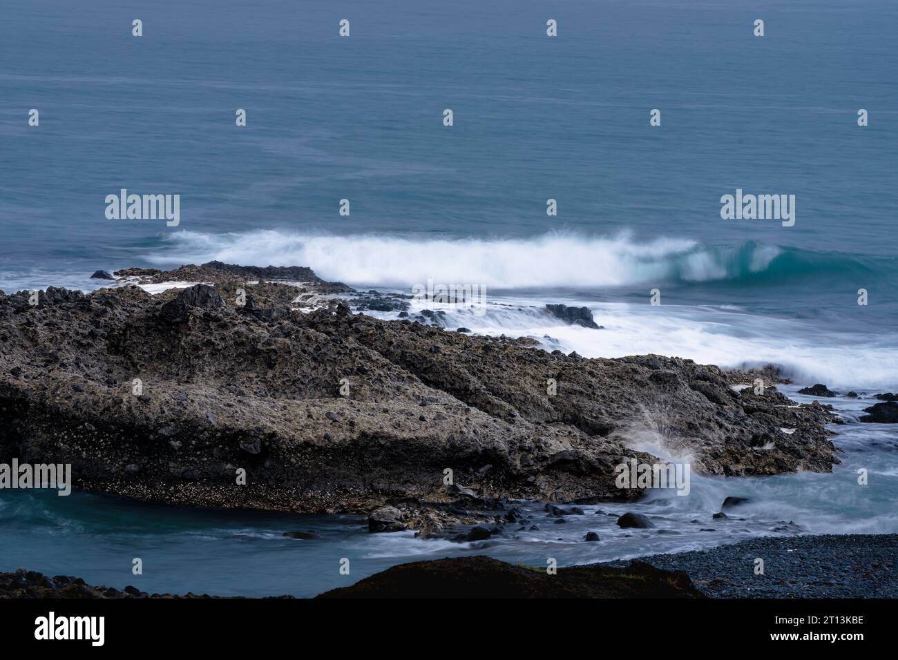 Ocean waves hitting rocks hi-res stock photography and images - Alamy