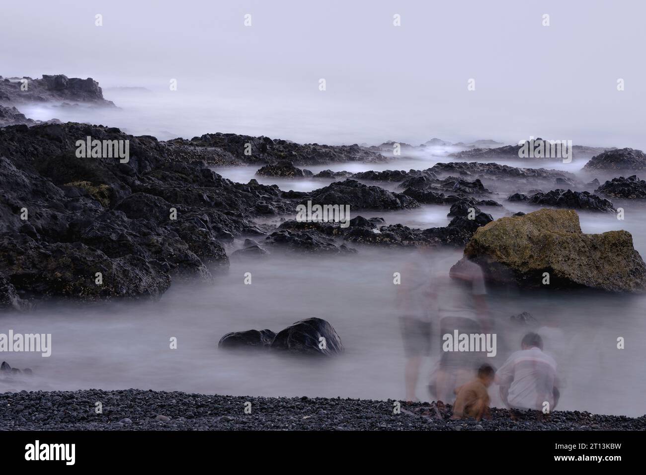 Ocean waves hitting rocks hi-res stock photography and images - Alamy
