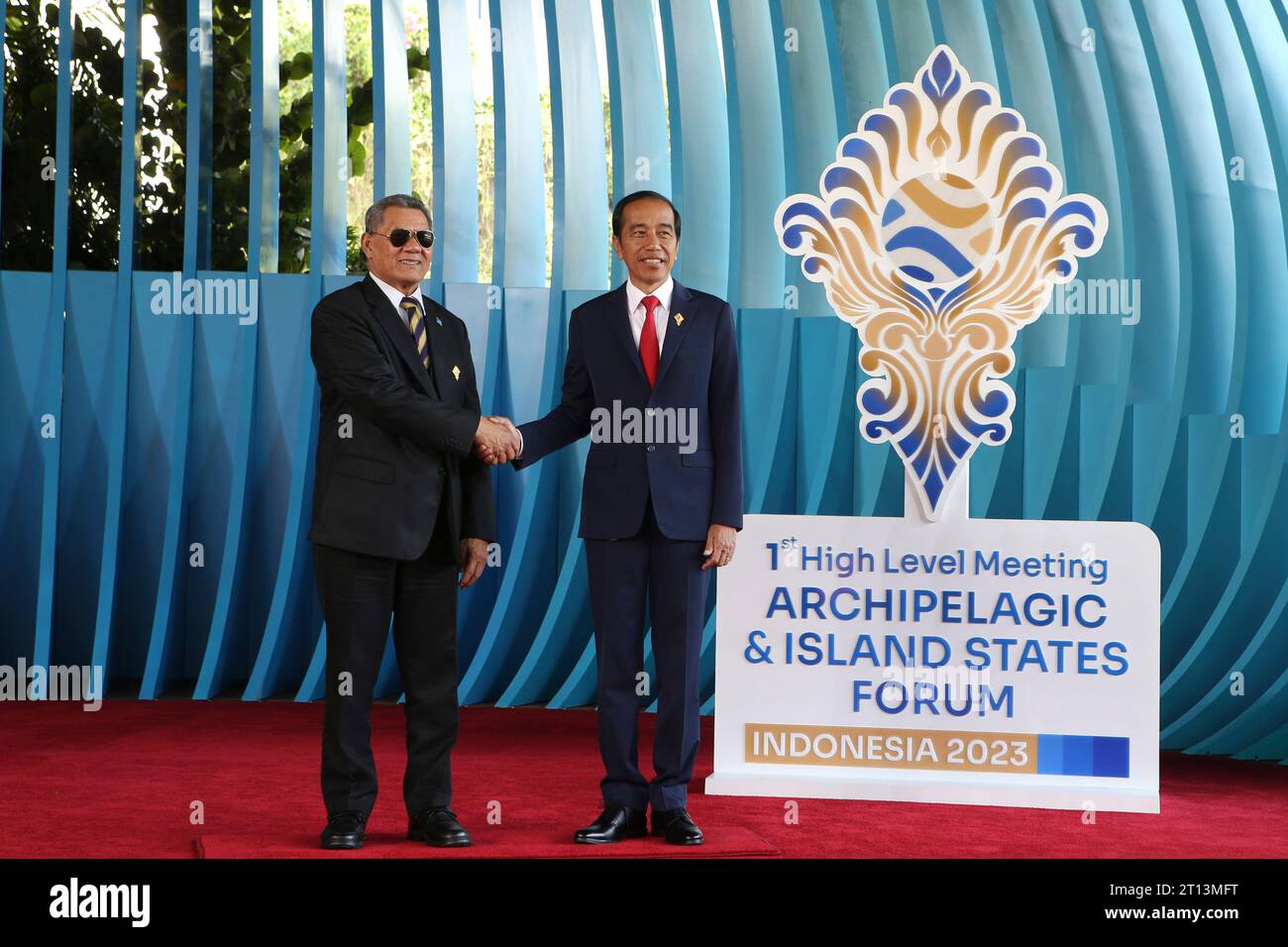 Indonesian President Joko Widodo, right, greets Tuvalu Prime Minister ...