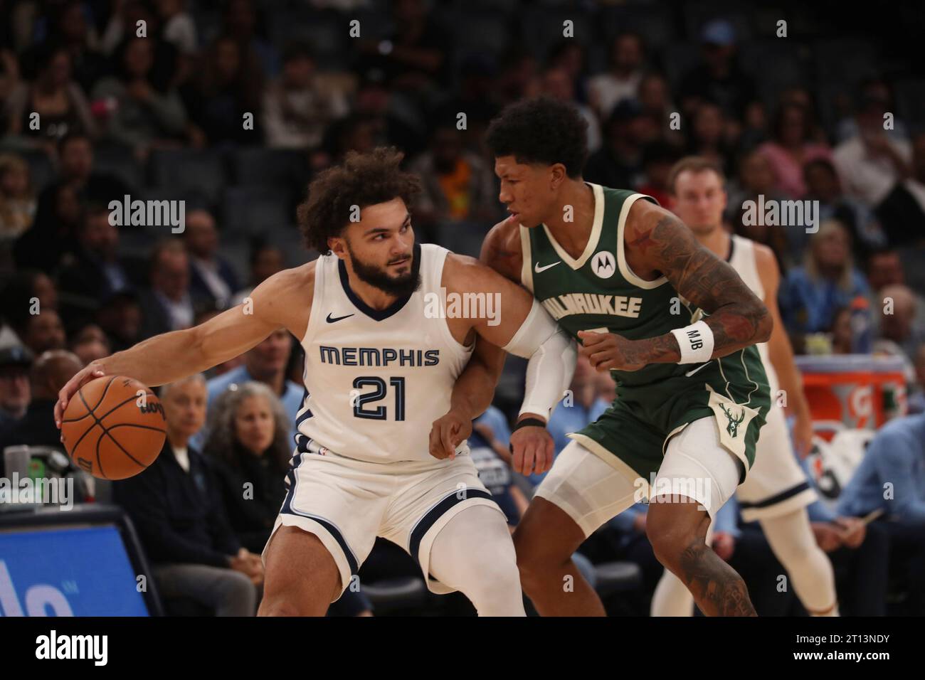 Memphis Grizzlies forward David Roddy (21) works against the defense of ...