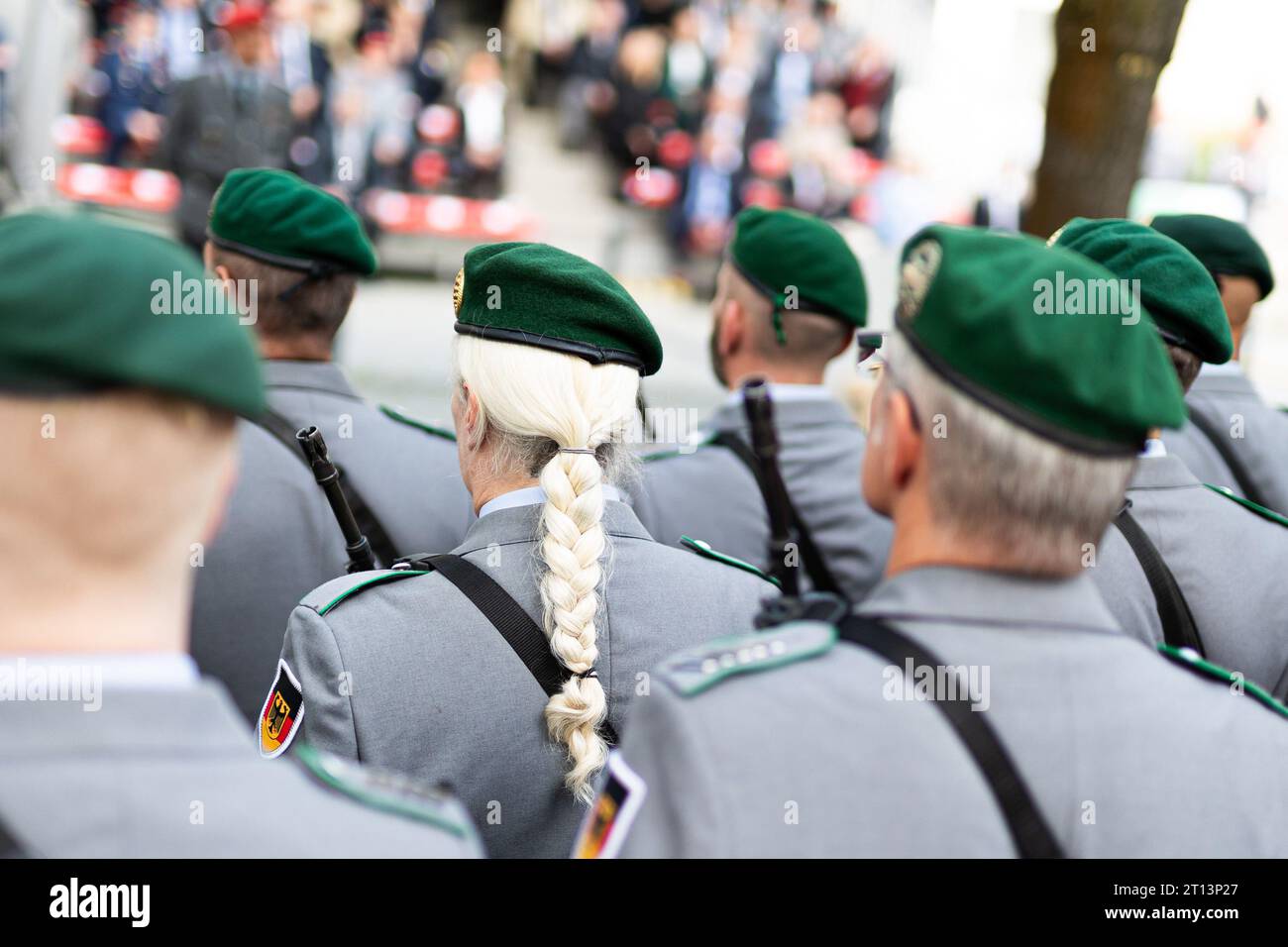 Hanover, Germany. 10th Oct, 2023. Soldiers from the Lower Saxony State ...