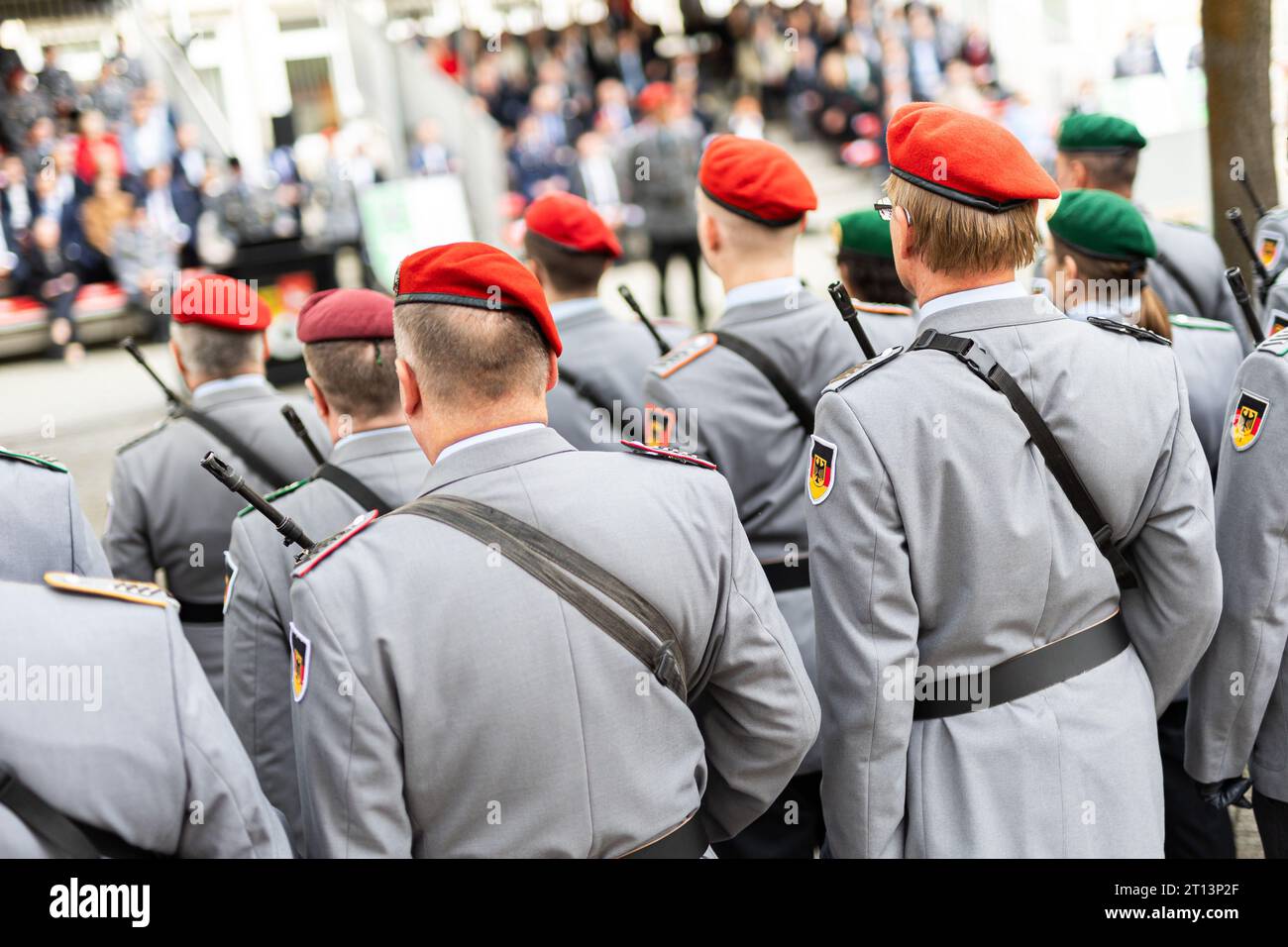 Hanover, Germany. 10th Oct, 2023. Soldiers from the Lower Saxony State ...
