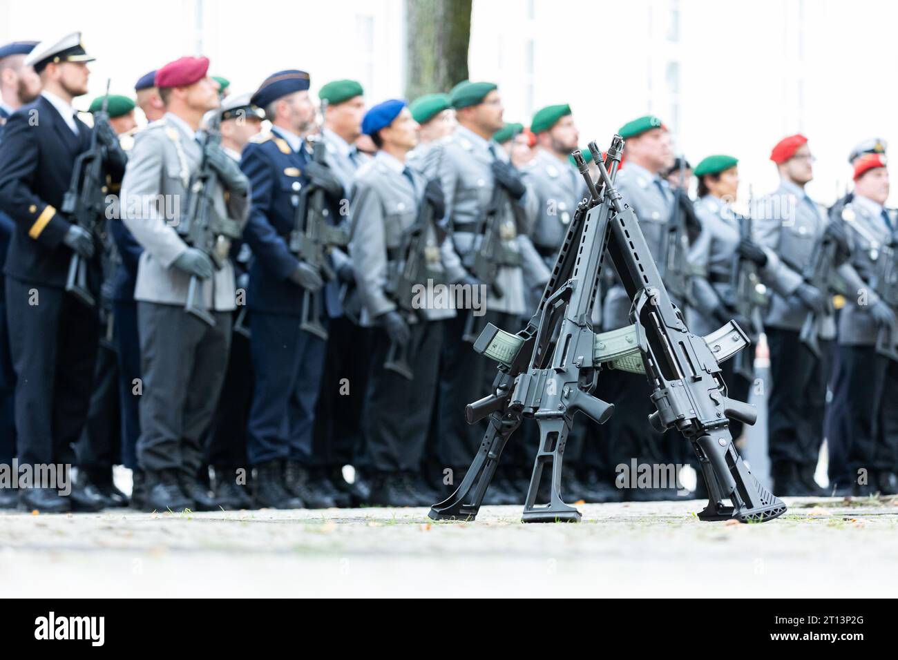 10 October 2023, Lower Saxony, Hanover: Soldiers from the Lower Saxony ...