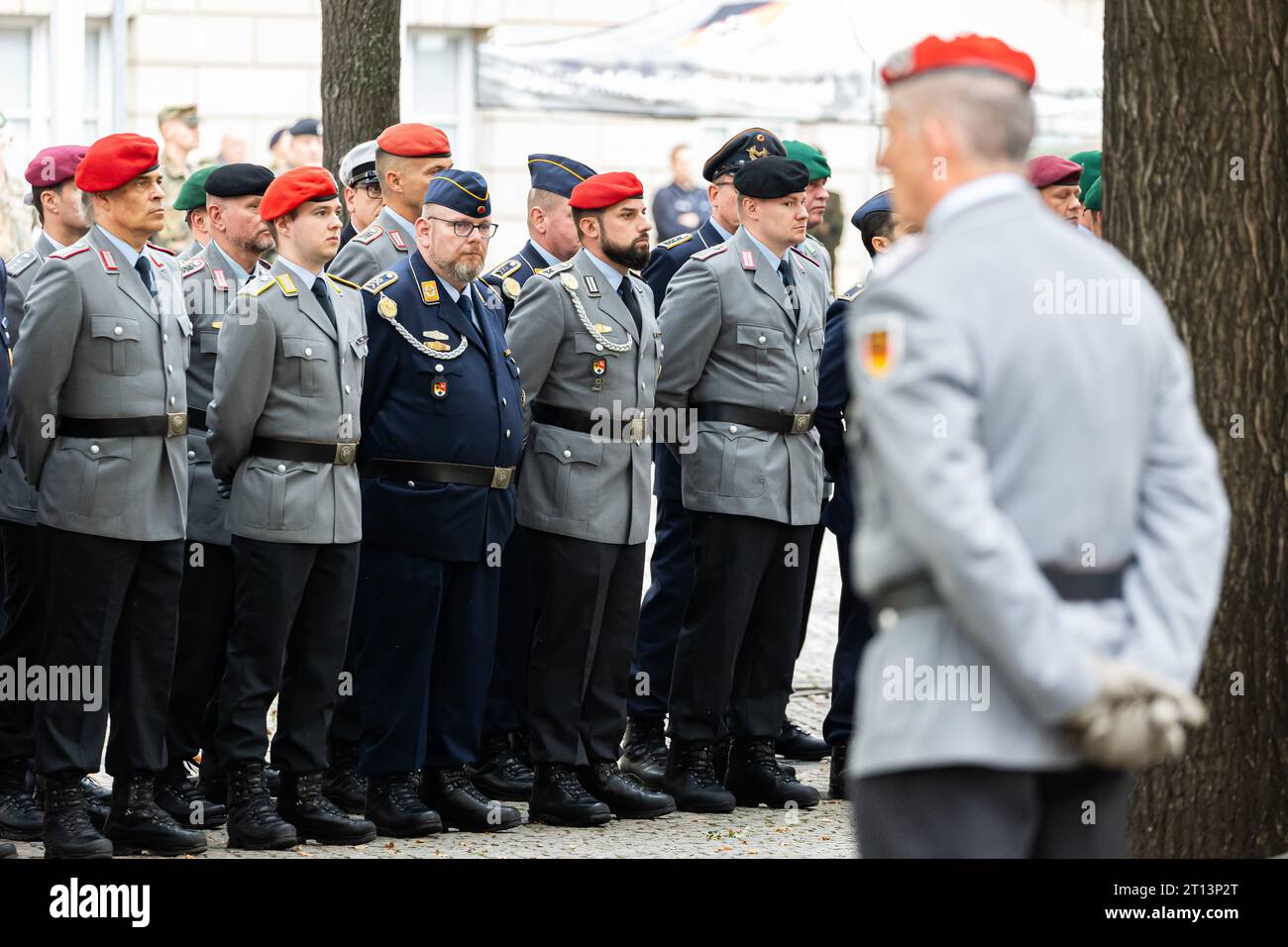 Hanover, Germany. 10th Oct, 2023. Soldiers from the Lower Saxony State ...