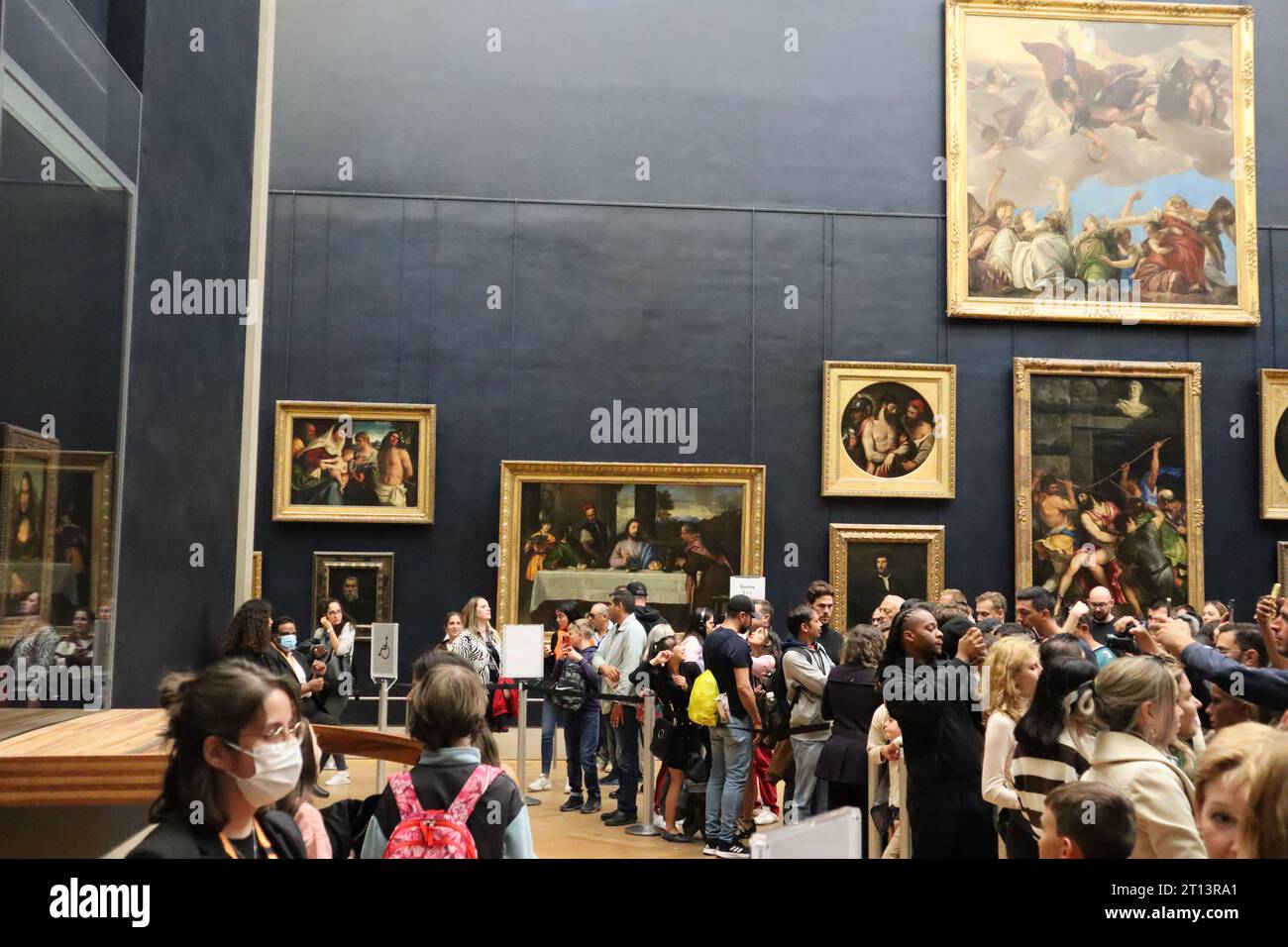 Tourists taking picture and looking at Mona Lisa, Louvre Museum, Paris ...