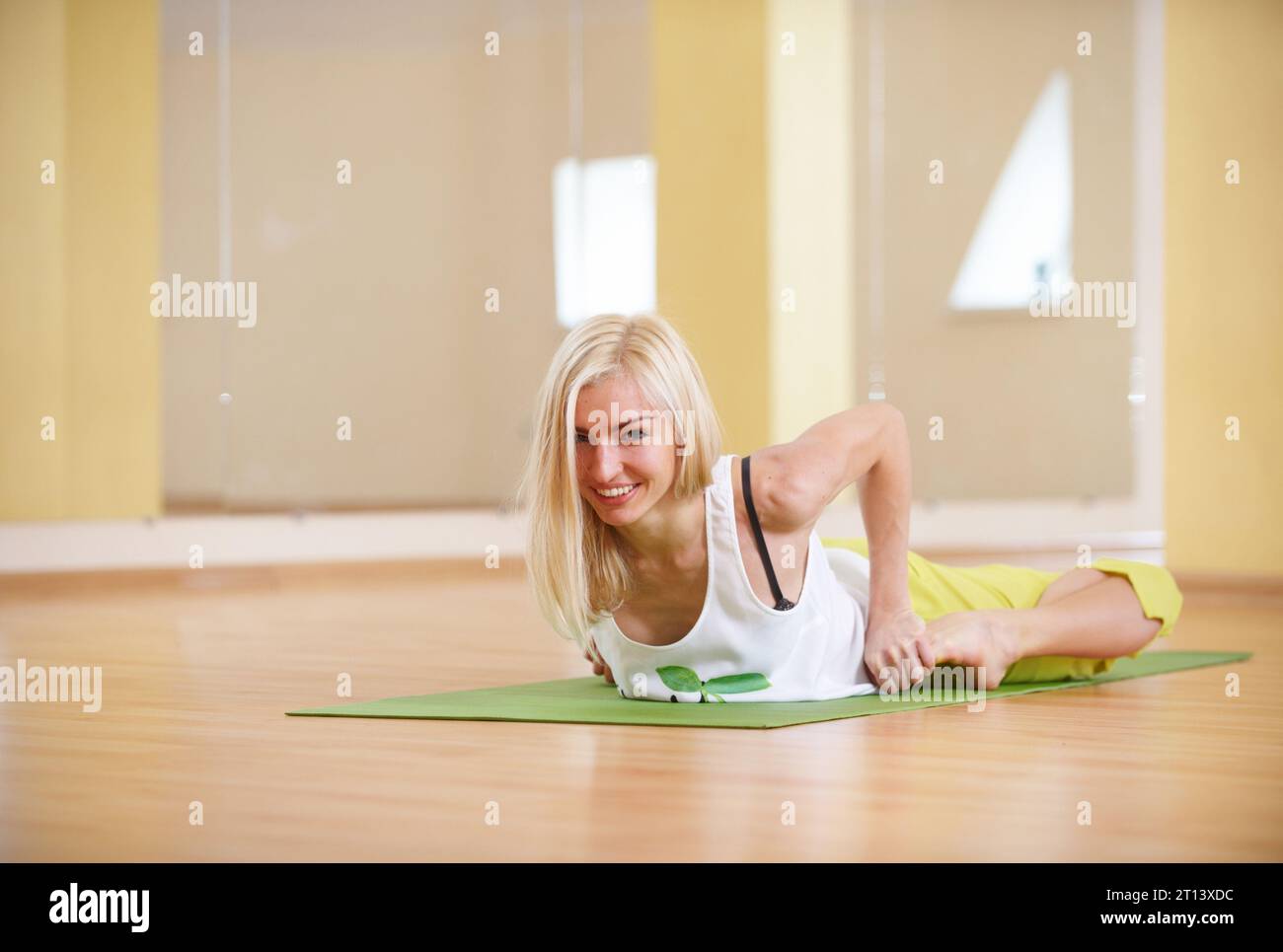 Frog pose hi-res stock photography and images - Alamy