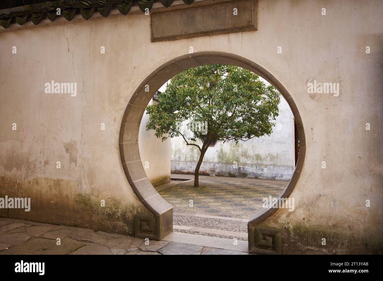 Old circle entrance garden hi-res stock photography and images - Alamy