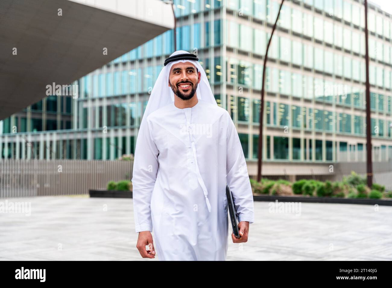 Arab middle-eastern man wearing emirati kandora traditional clothing in ...