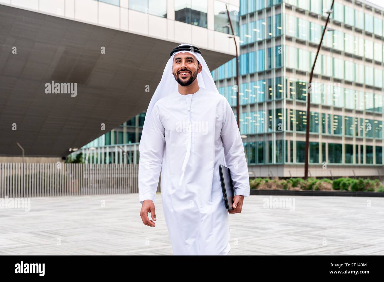 Arab middle-eastern man wearing emirati kandora traditional clothing in ...
