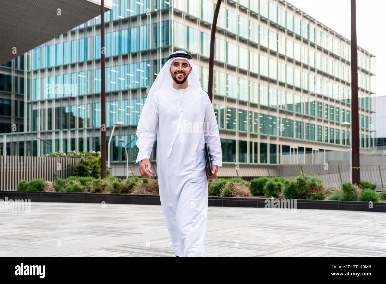 Arab middle-eastern man wearing emirati kandora traditional clothing in ...