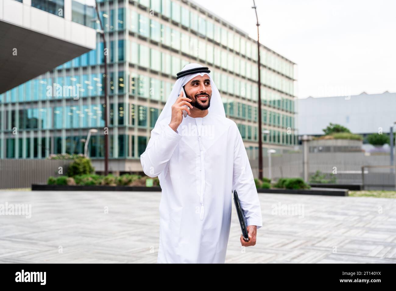 Arab middle-eastern man wearing emirati kandora traditional clothing in ...