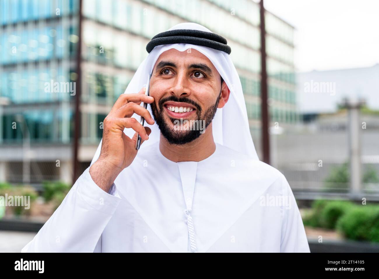 Arab middle-eastern man wearing emirati kandora traditional clothing in ...