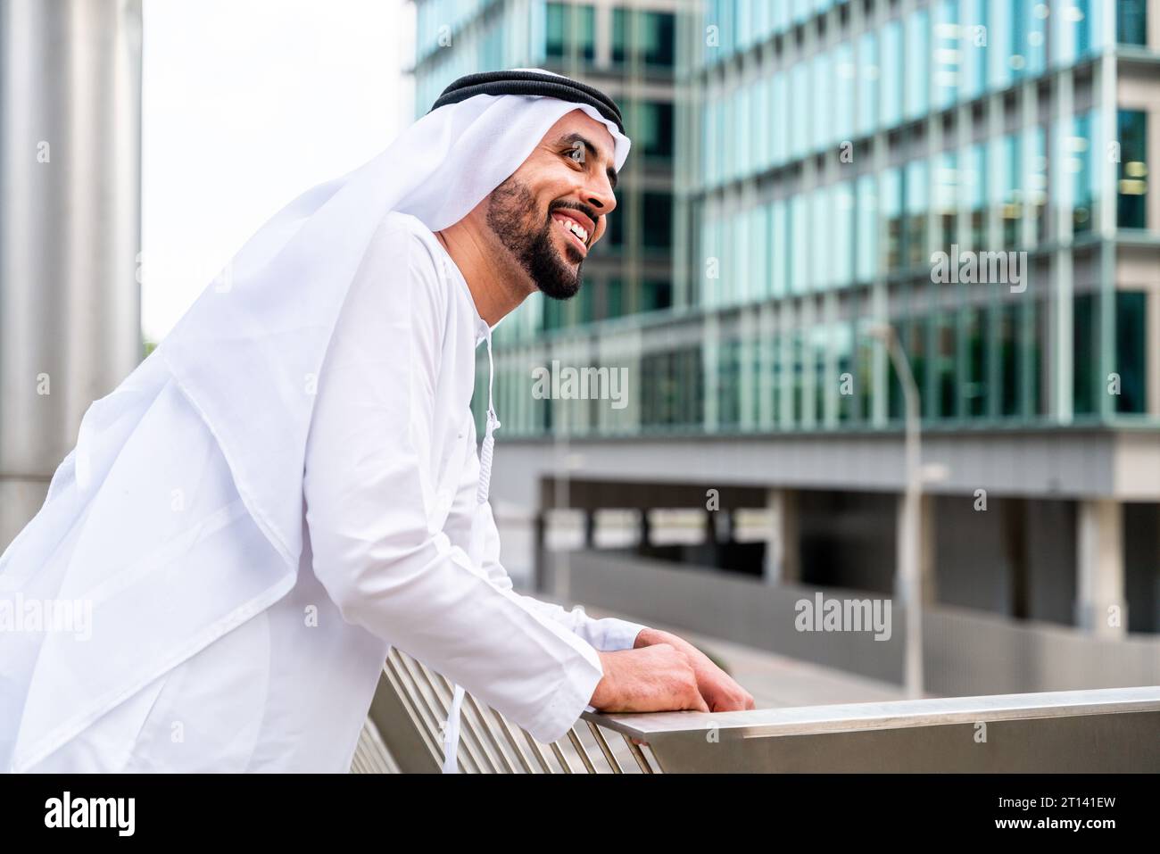 Arab middle-eastern man wearing emirati kandora traditional clothing in ...