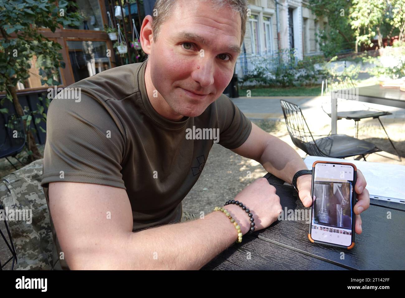 Ukrainian soldier cell phone hi-res stock photography and images - Alamy