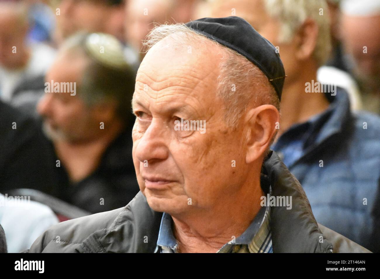 Fair Lawn, United States. 10th Oct, 2023. Worshipper listens to Rabbi ...