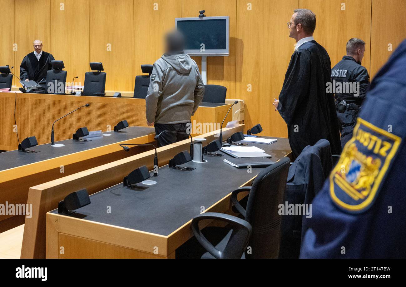 11 October 2023, Bavaria, Augsburg: Defense attorney Florian Engert (r ...