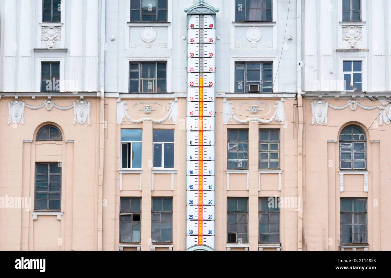 The huge thermometer on the building. Very big measuring instrument ...