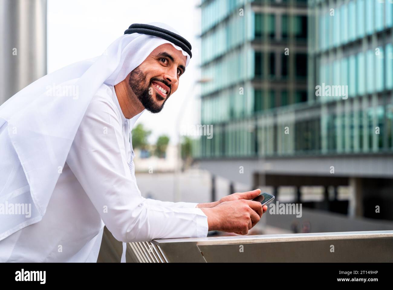 Arab middle-eastern man wearing emirati kandora traditional clothing in ...