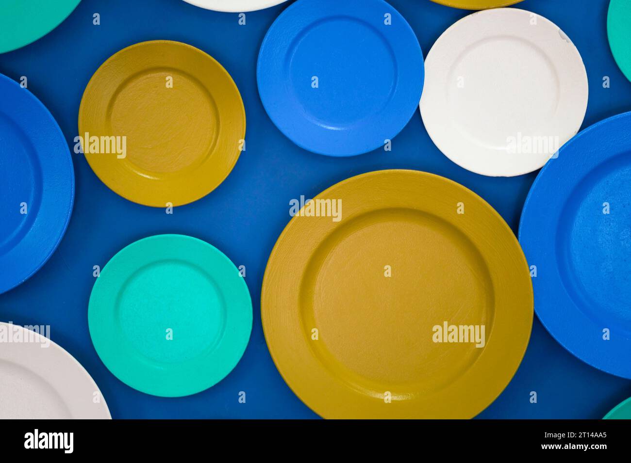 Plates different colours sizes hi-res stock photography and images - Alamy