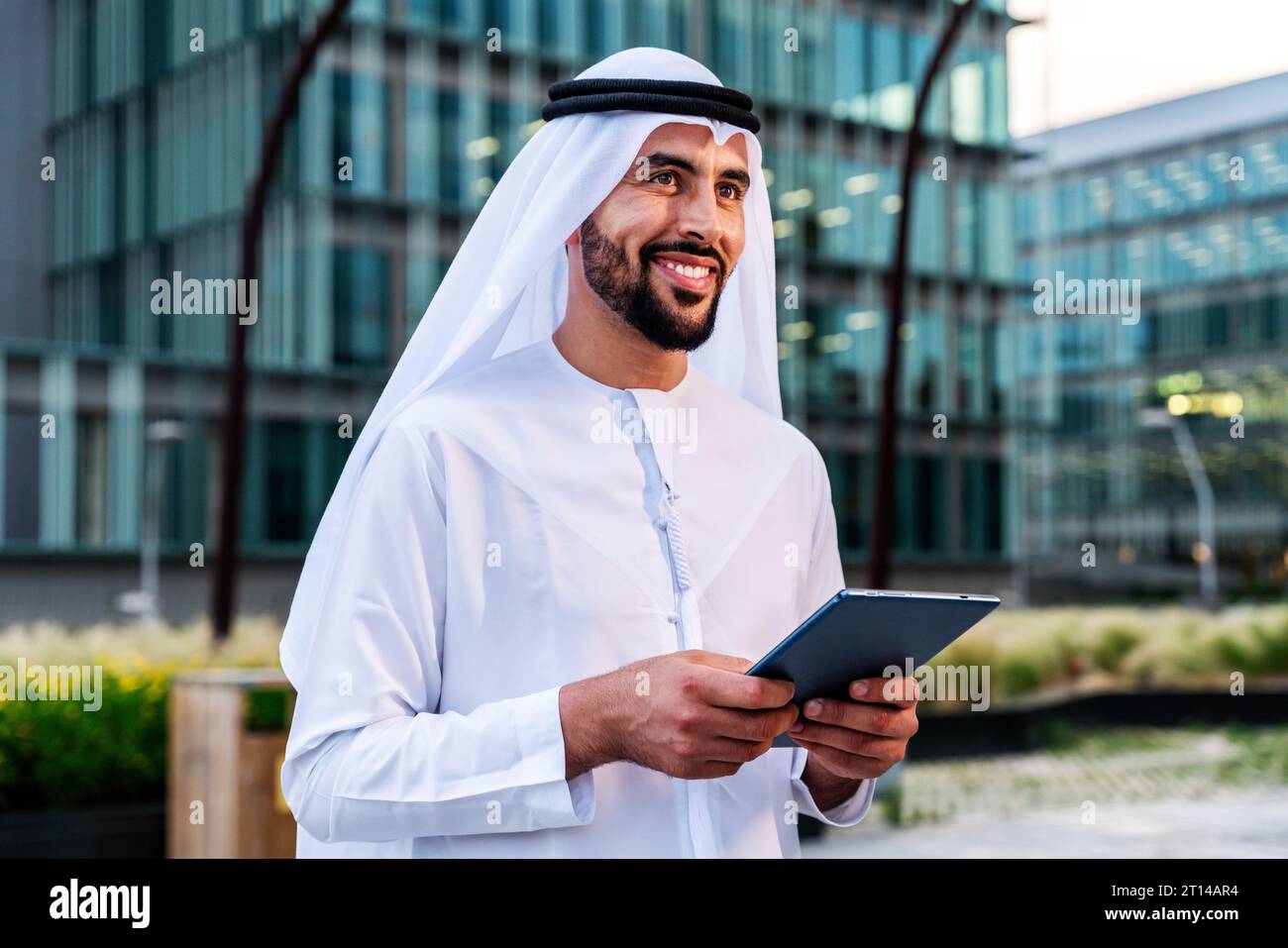 Arab middle-eastern man wearing emirati kandora traditional clothing in ...