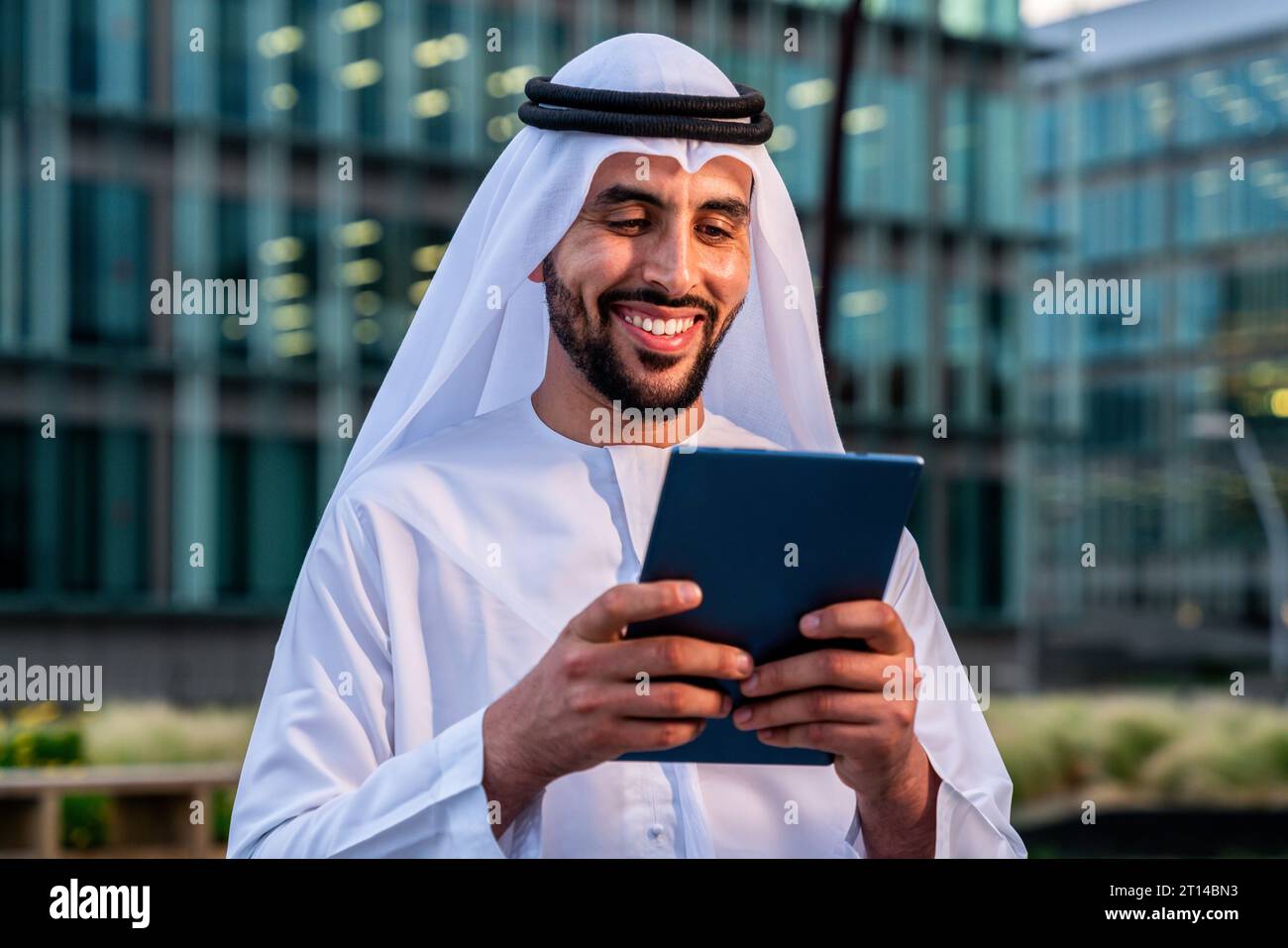Arab middle-eastern man wearing emirati kandora traditional clothing in ...