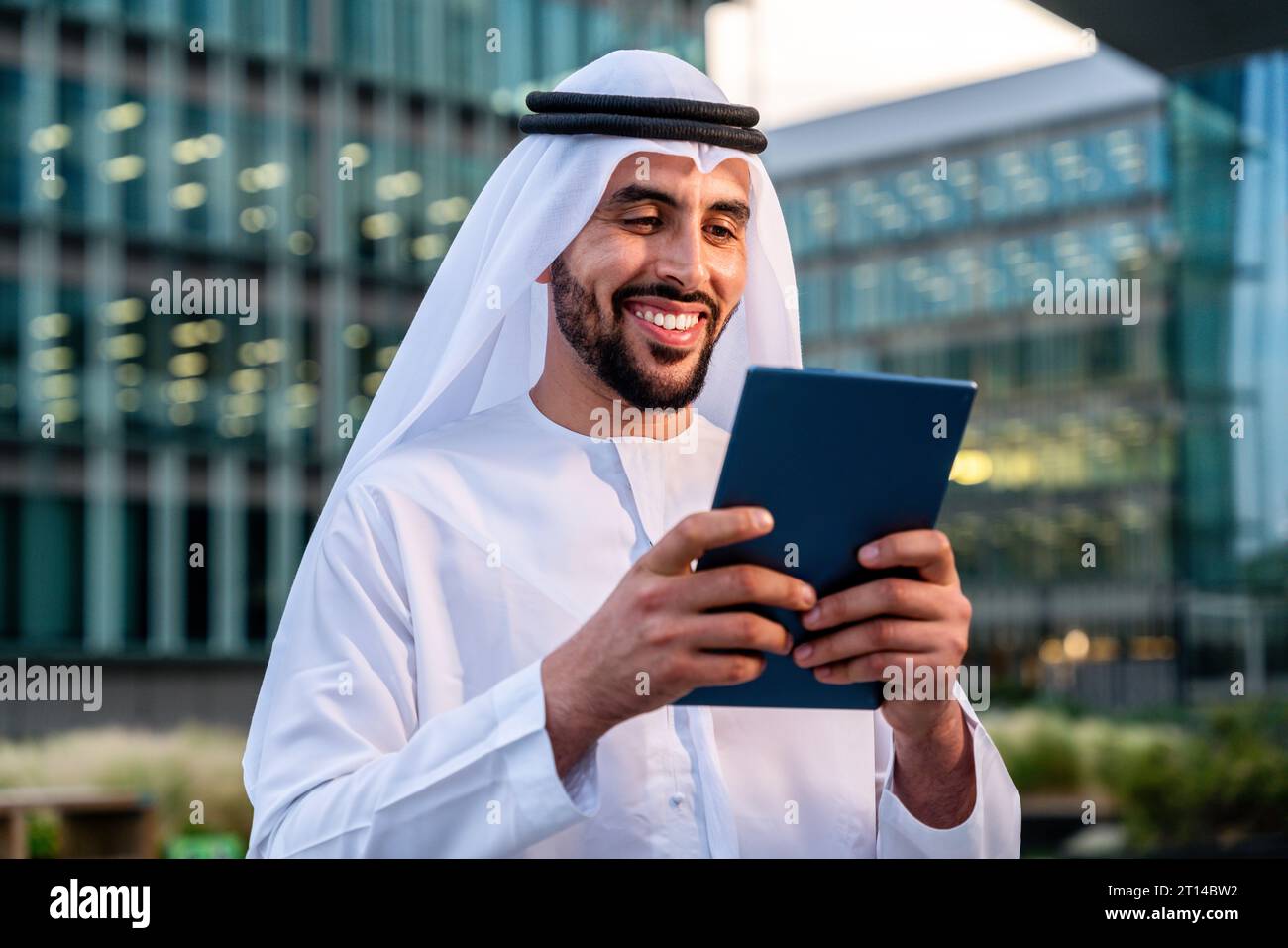 Arab middle-eastern man wearing emirati kandora traditional clothing in ...