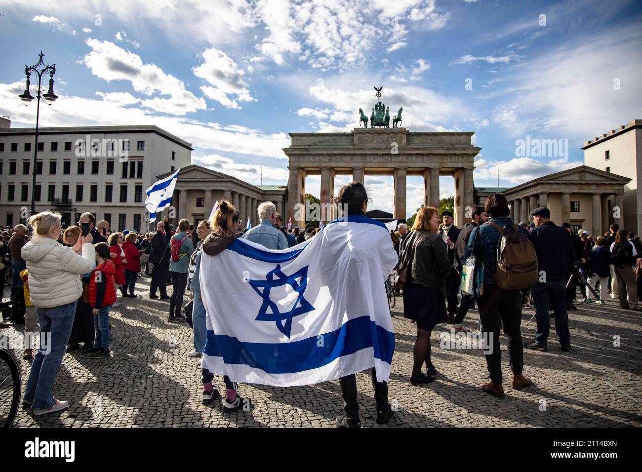 Menschen demonstrieren in Solidarität zu Israel nach der gestrigen ...