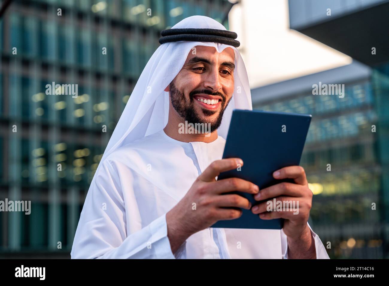 Arab middle-eastern man wearing emirati kandora traditional clothing in ...