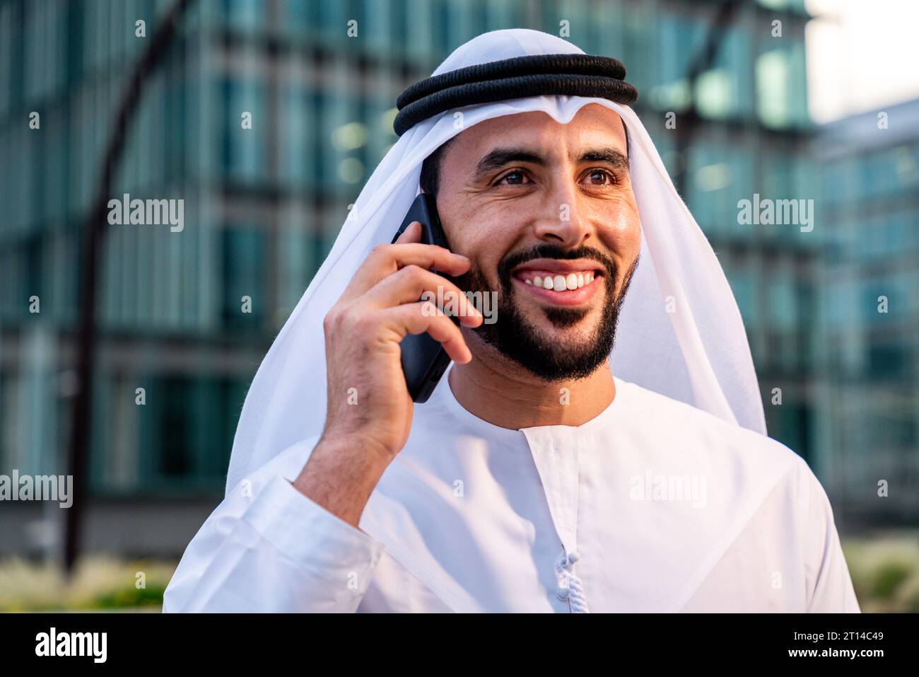 Arab middle-eastern man wearing emirati kandora traditional clothing in ...