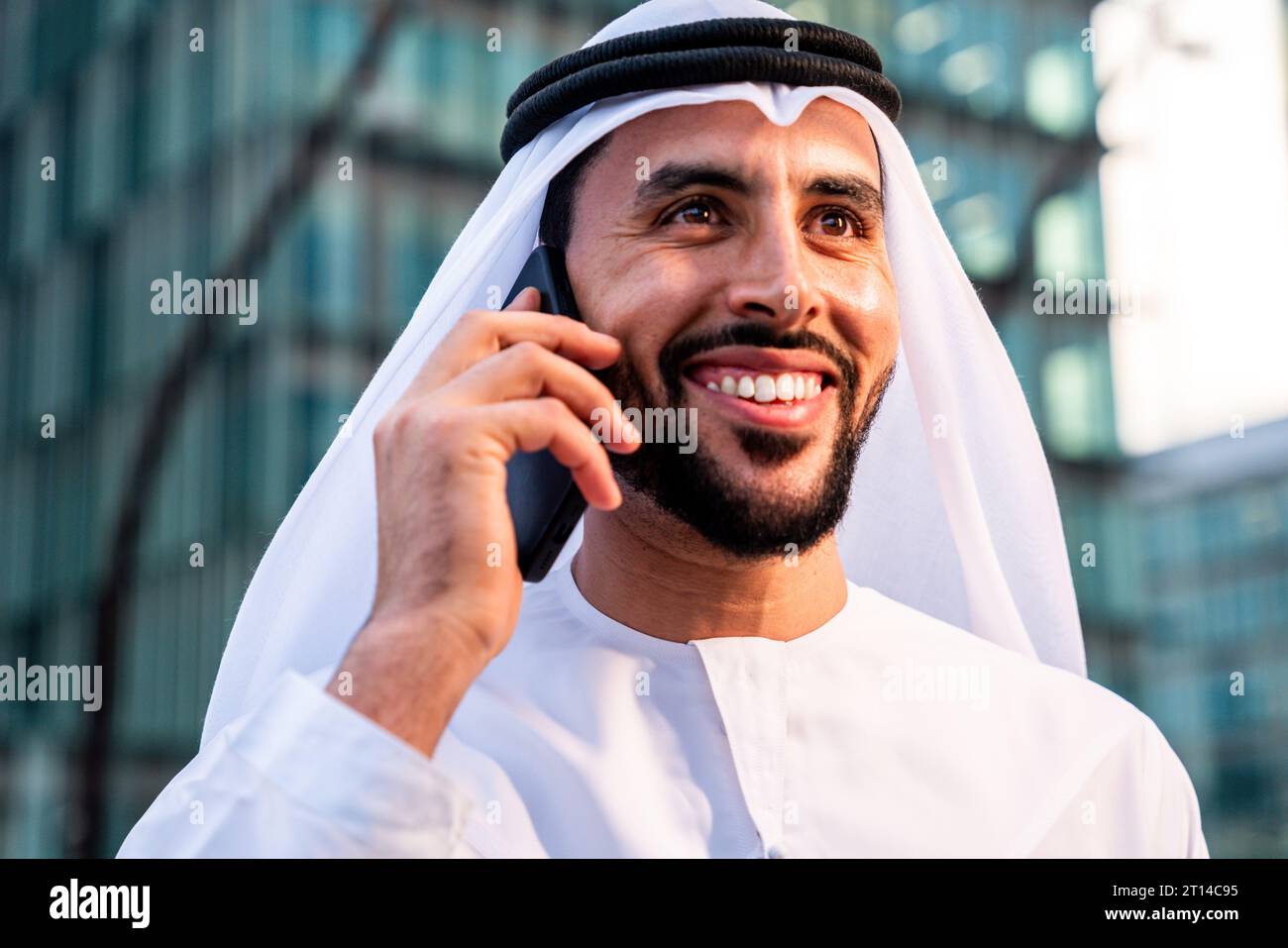 Arab middle-eastern man wearing emirati kandora traditional clothing in ...
