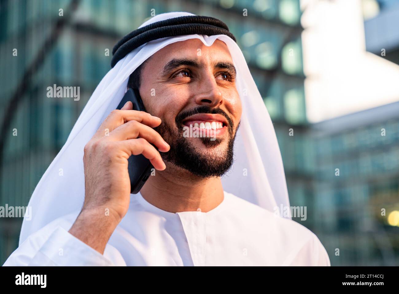 Arab middle-eastern man wearing emirati kandora traditional clothing in ...