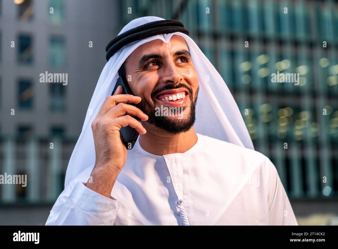 Arab middle-eastern man wearing emirati kandora traditional clothing in ...