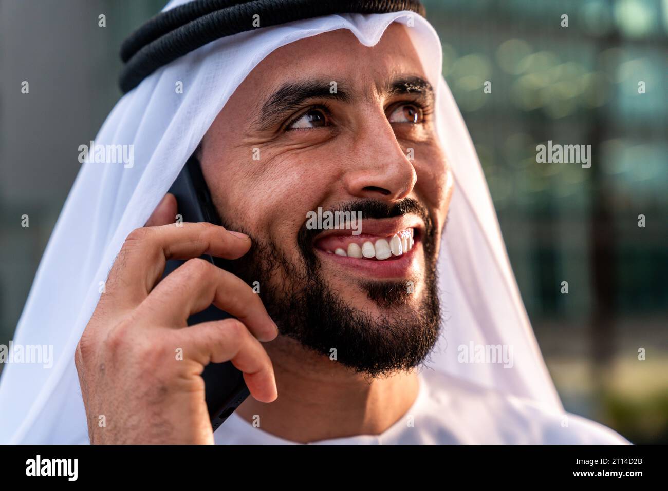 Arab middle-eastern man wearing emirati kandora traditional clothing in ...