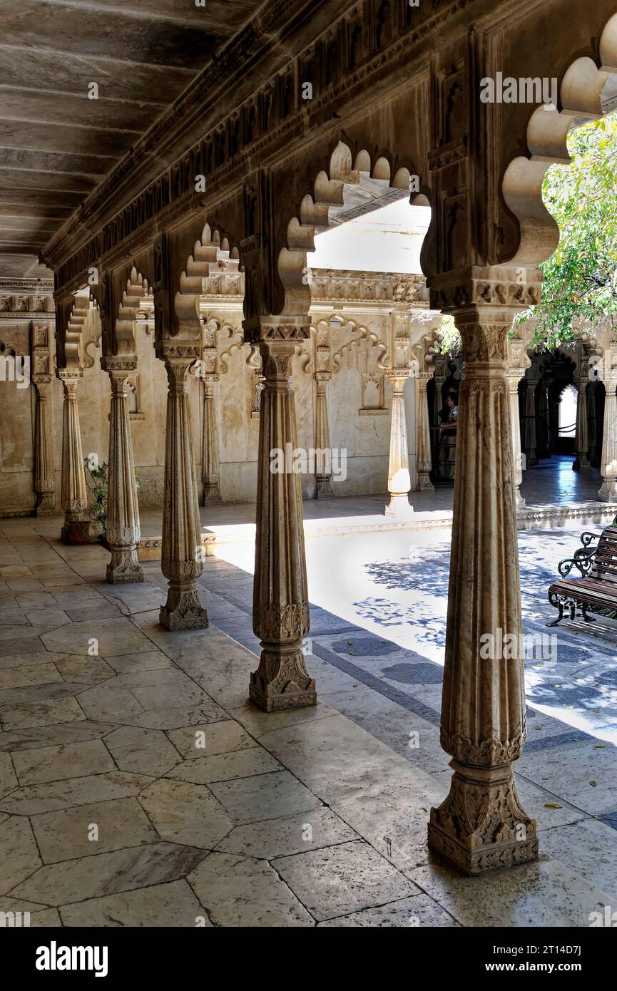 Decorative pillars and arches in courtyard of Udaipur City Palace Stock ...