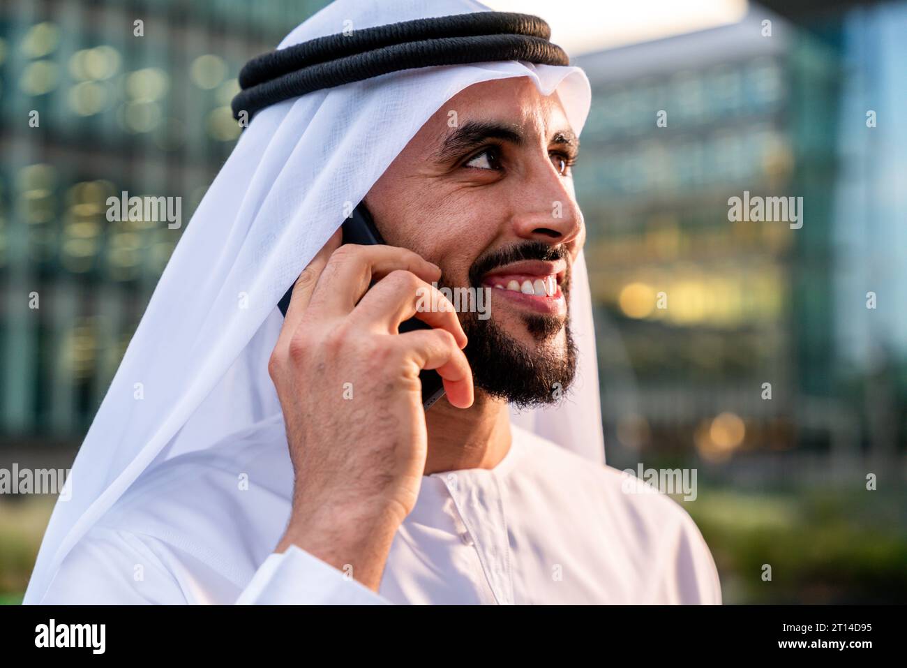 Arab middle-eastern man wearing emirati kandora traditional clothing in ...