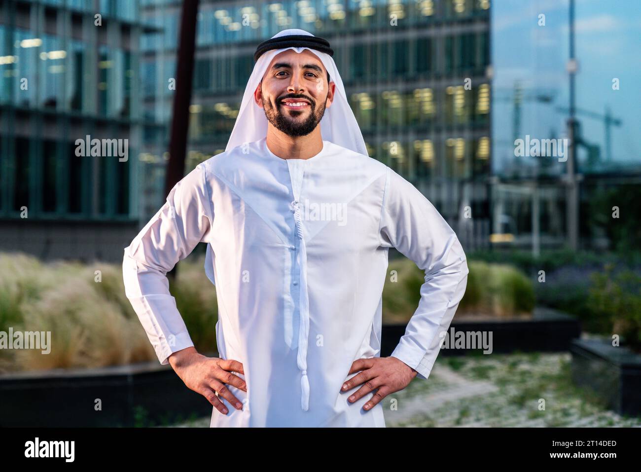 Arab middle-eastern man wearing emirati kandora traditional clothing in ...