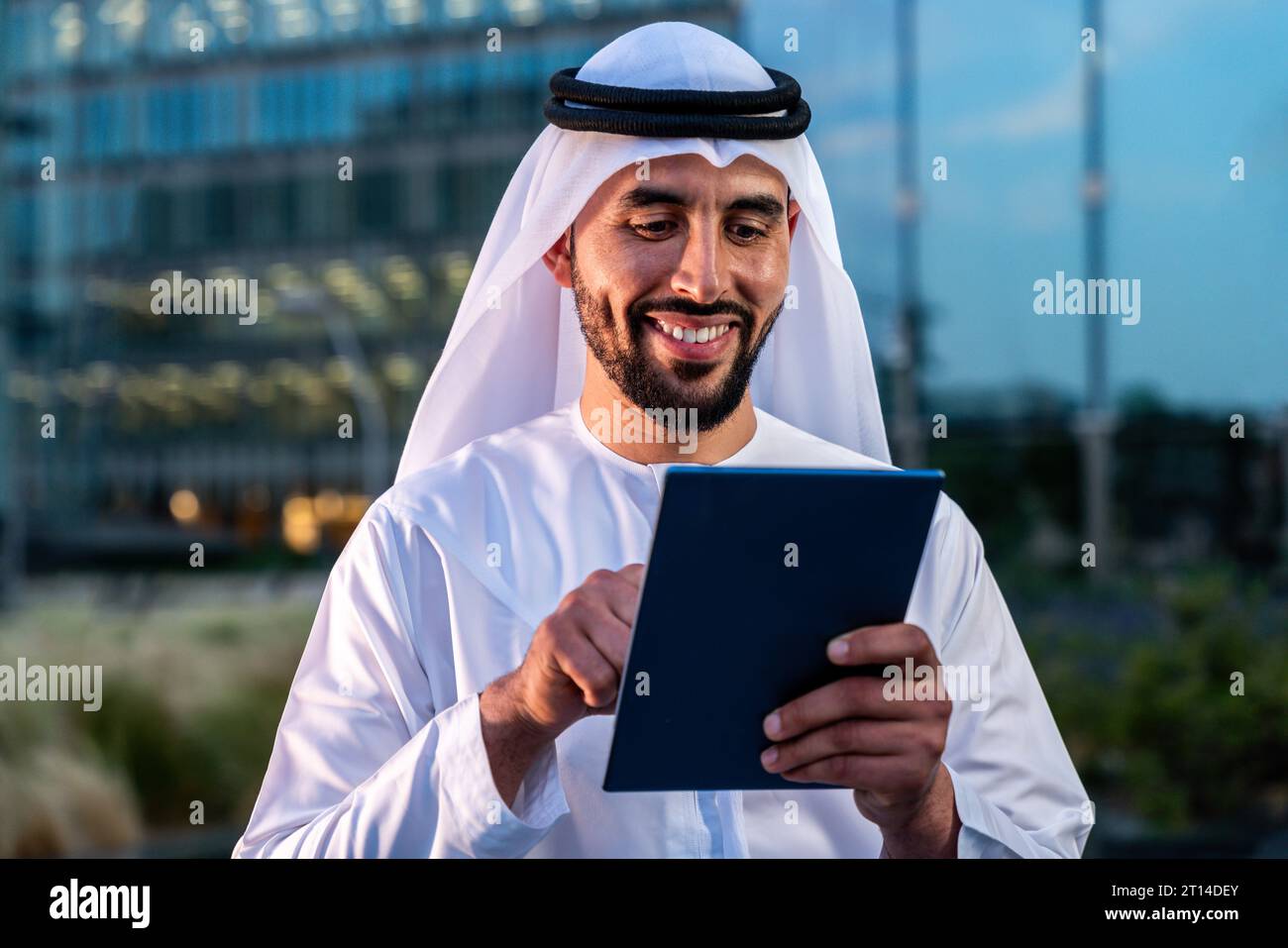 Arab middle-eastern man wearing emirati kandora traditional clothing in ...
