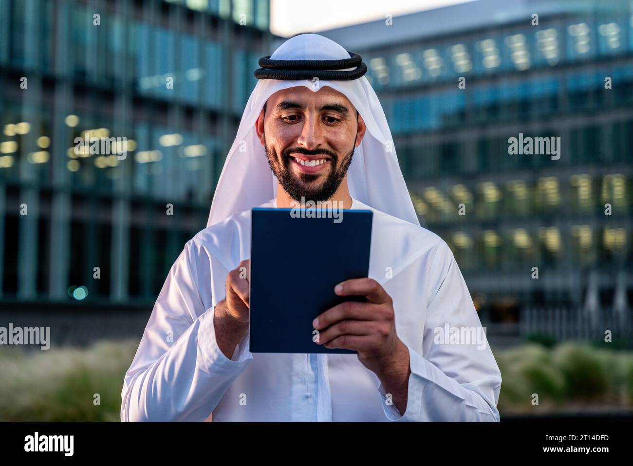 Arab middle-eastern man wearing emirati kandora traditional clothing in ...