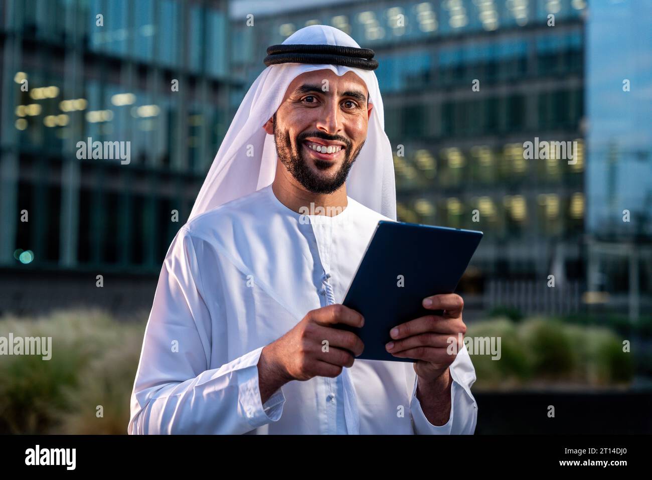 Arab middle-eastern man wearing emirati kandora traditional clothing in ...