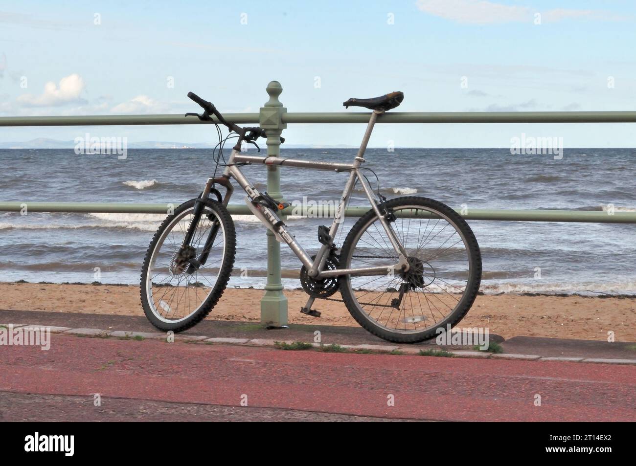 Bicycle waves hi-res stock photography and images - Alamy