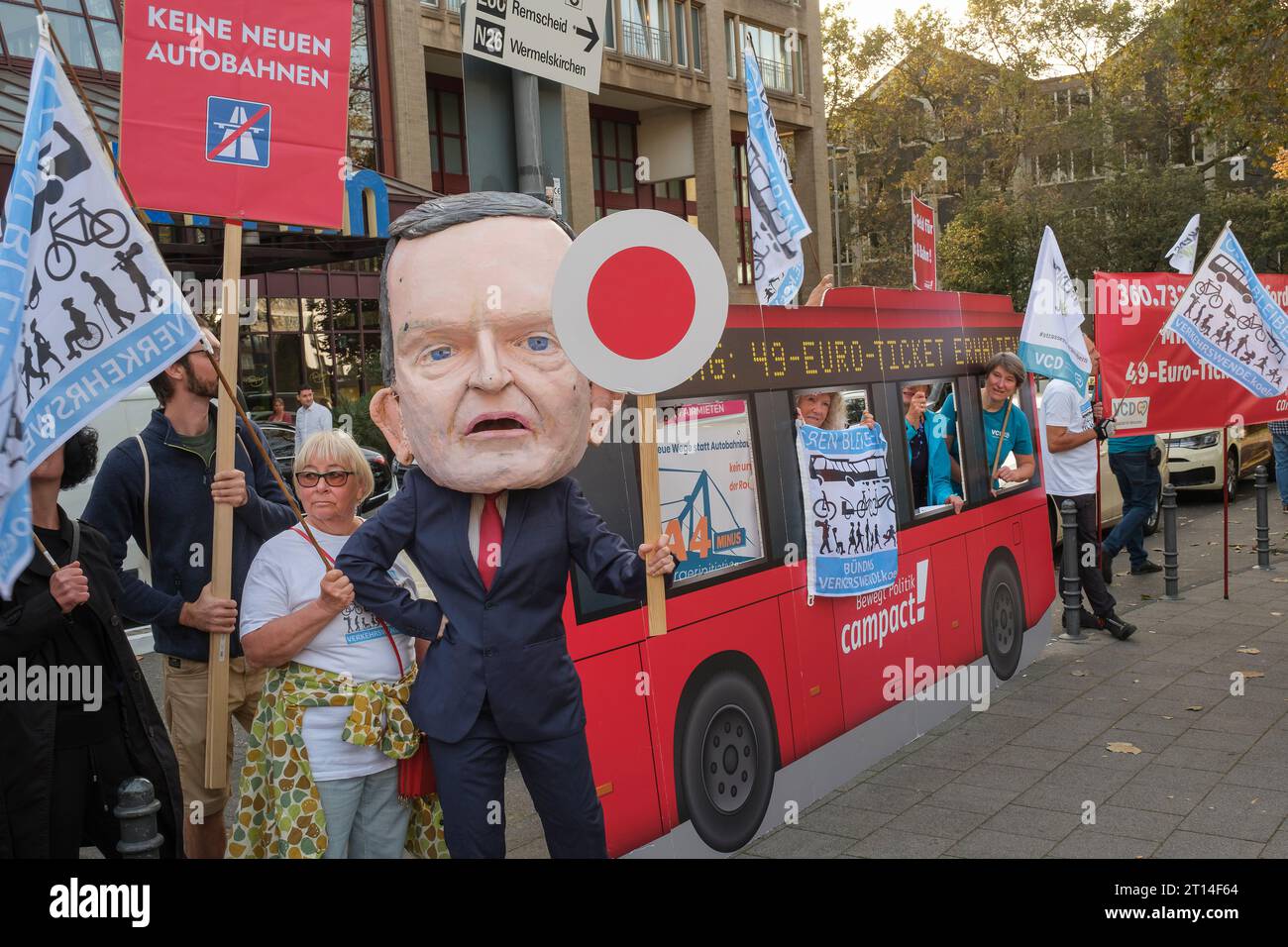 Protests by citizen, Campact and Greenpeace against the abolition of ...